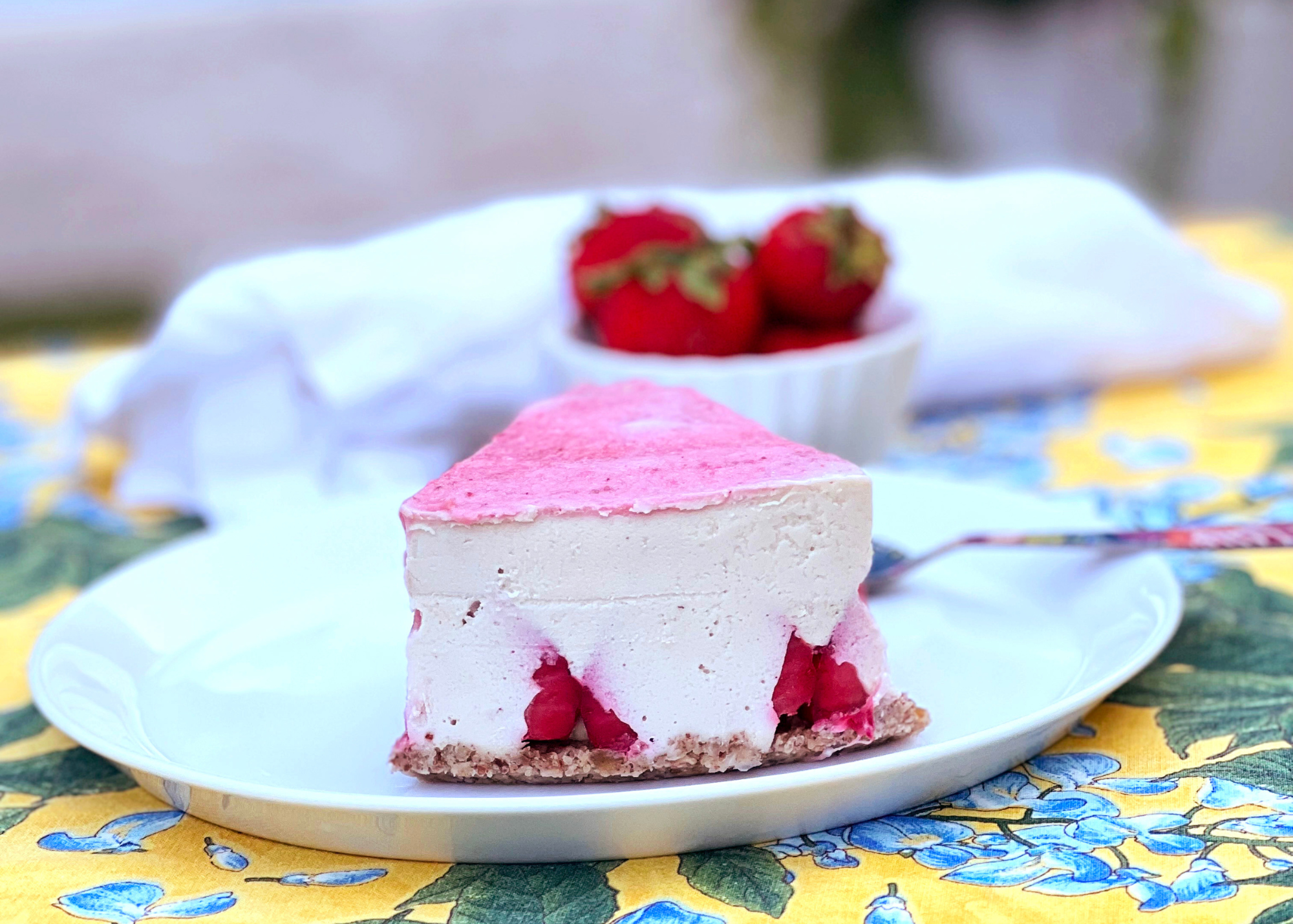VEGAN CHEESECAKE ΜΕ ΦΡΑΟΥΛΑ ΚΑΙ ΜΠΙΣΚΟΤΑ ΛΕΜΟΝΙΟΥ | Υγεία και Ευεξία